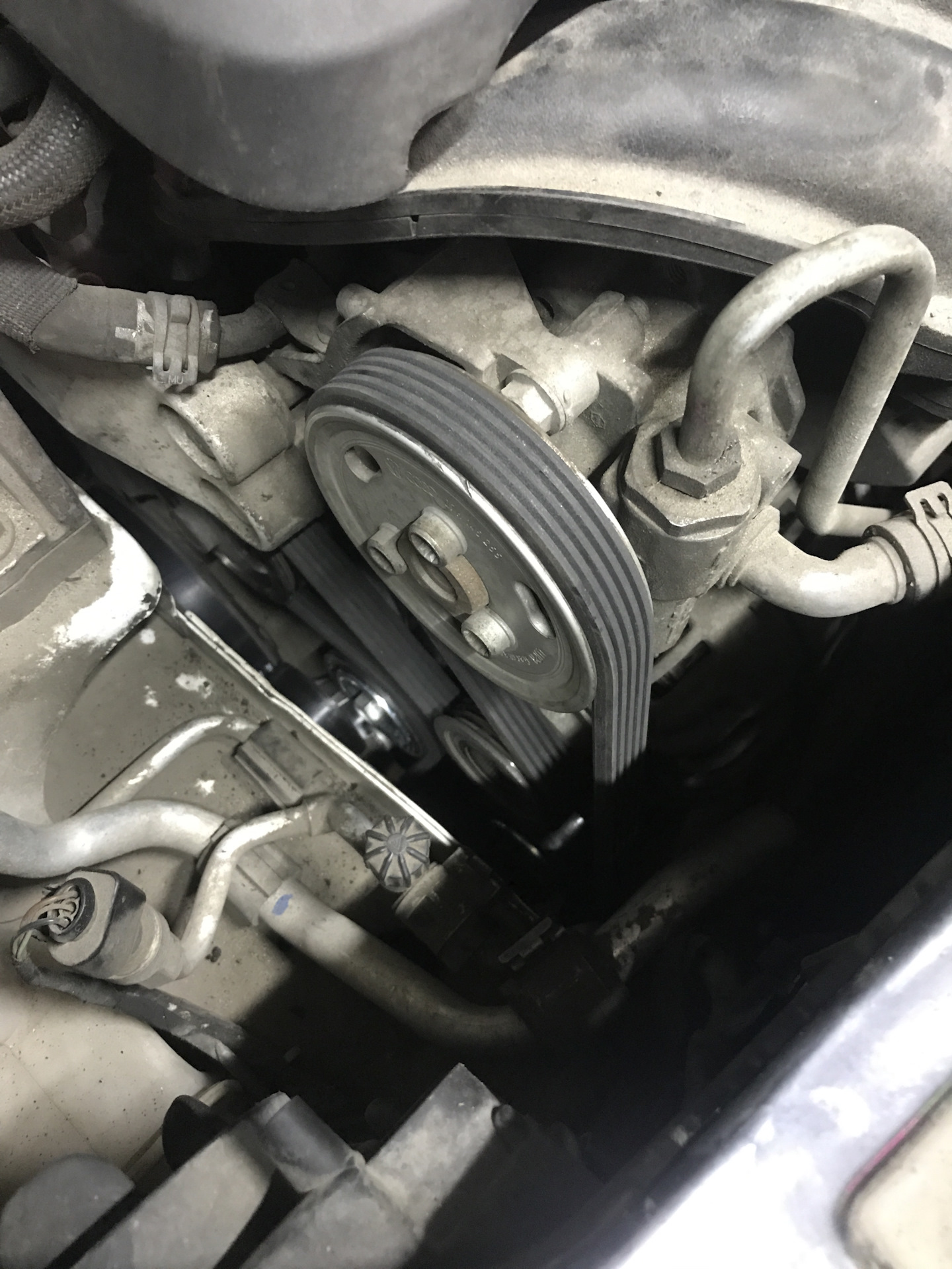 Замена ремней генератора — Volkswagen Passat US, 2,5 л, 2012 года ...