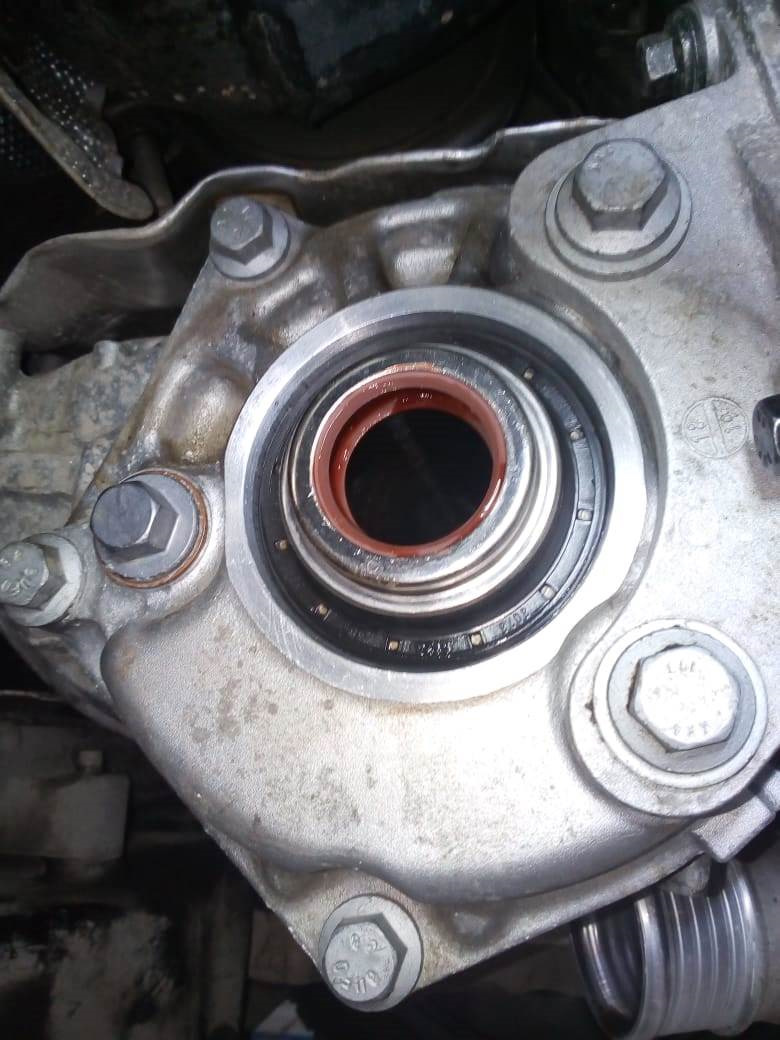 Замена сальника правого привода угловой — Volvo XC90 (2G), 2 л, 2018 ...