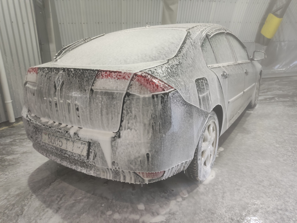 6. Сабвуфер на месте + фиксатор держателя капота — Renault Laguna III ...