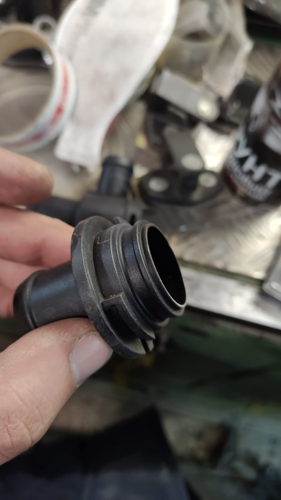 Течь тройника системы охлаждения. — Land Rover Discovery III, 2,7 л ...