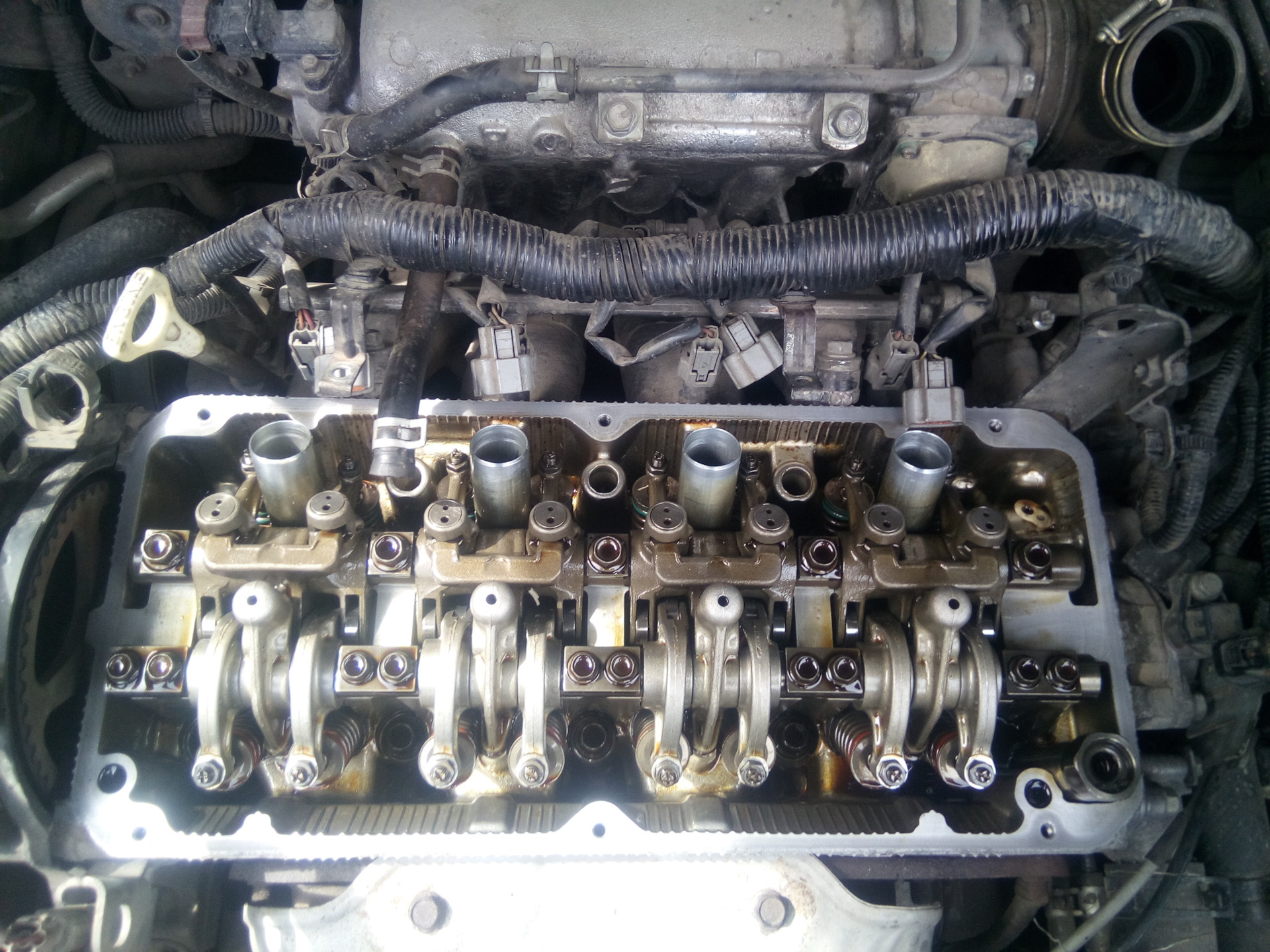 Резинки свечных колодцев. — Mitsubishi Outlander (1G), 2,4 л, 2007 года ...