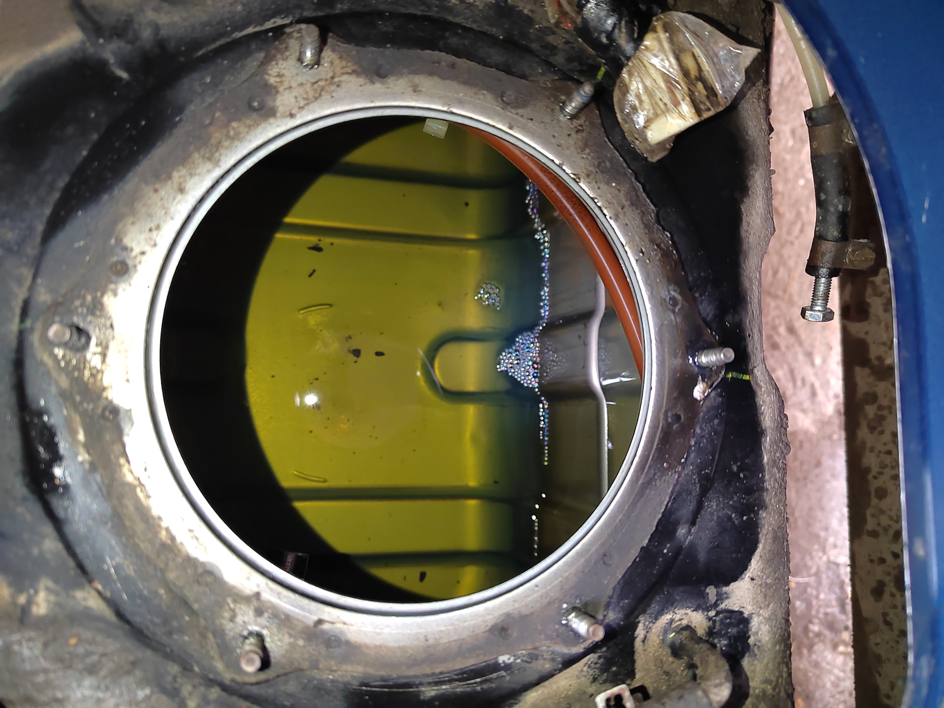 Замена фильтра в топливном баке. — Mitsubishi Pajero Sport (2G), 3,2 л ...