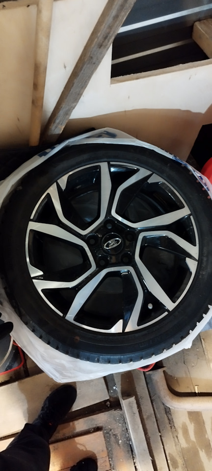 Шины зимние шипованные Kumho 205/50 R17, литые диски Лада спорт 6,5Jx17 ...