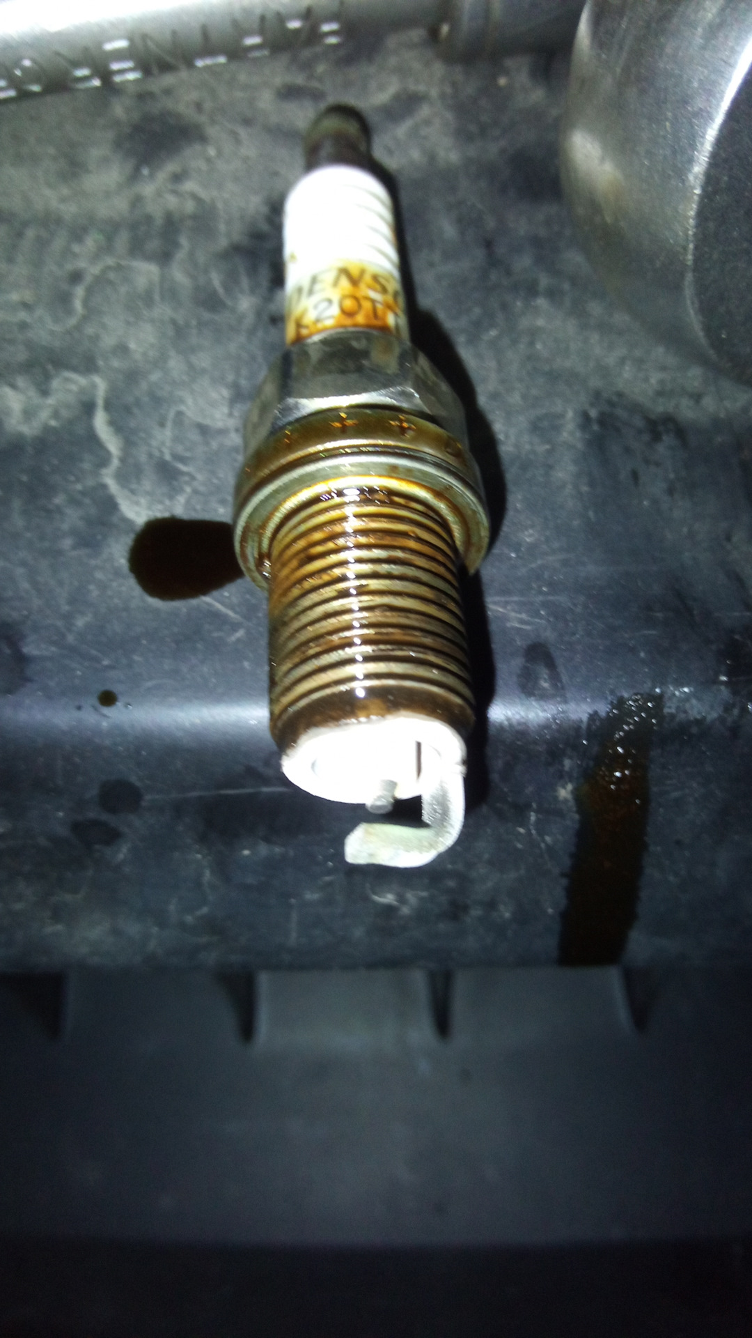 XU7JB Слив масла на выпускной коллектор, выхлестывание из заливной ...