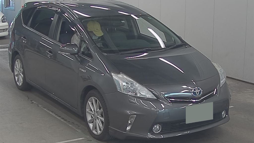 Toyota Prius Alpha 1.8 гибридный 2011 | G-touring мокрый асфальт на DRIVE2