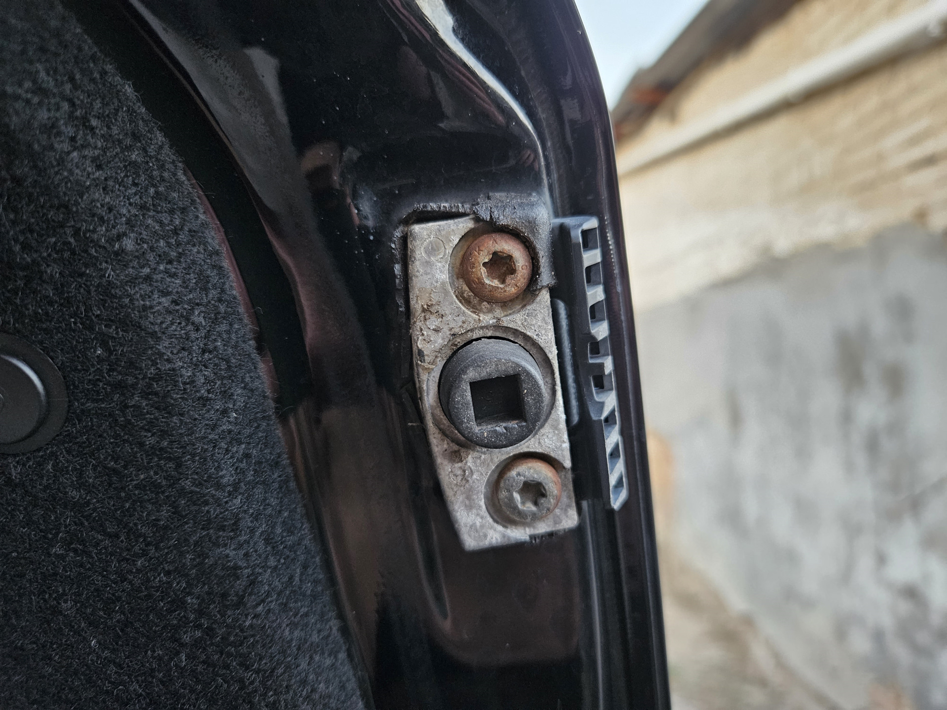 Замена буферов (упоров) багажника, и заднего логотипа. — Mercedes-Benz ...