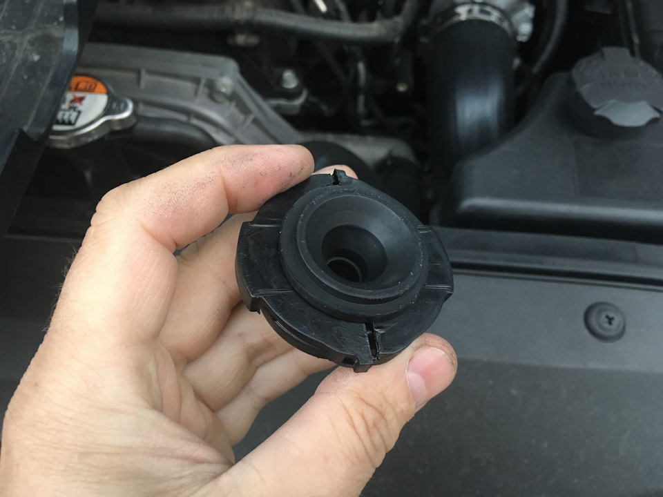 Замена подушки крышки двигателя — Hyundai H-1 (2G), 2,5 л, 2012 года ...