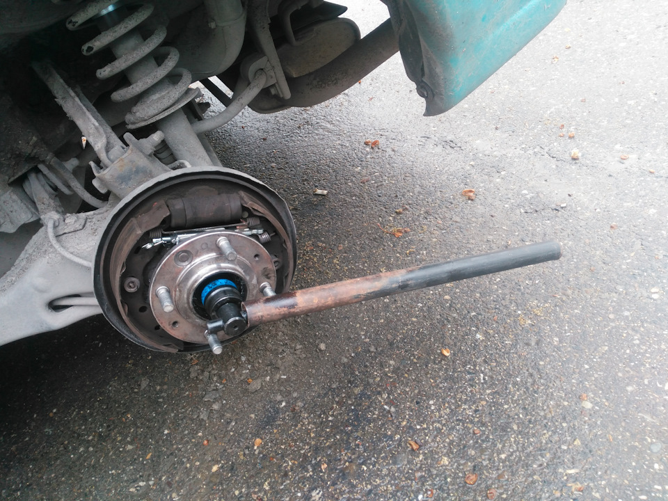 Замена тормозных распорок ручника — Mitsubishi Space Star (1998), 1,8 л ...