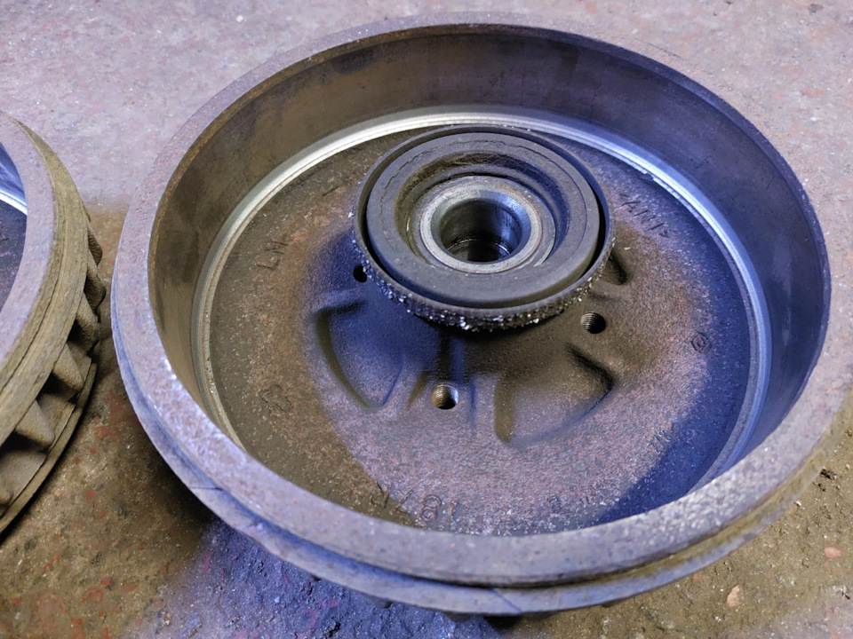 Замена тормозных колодок, амортизаторов. — Renault Logan MCV, 1,5 л ...