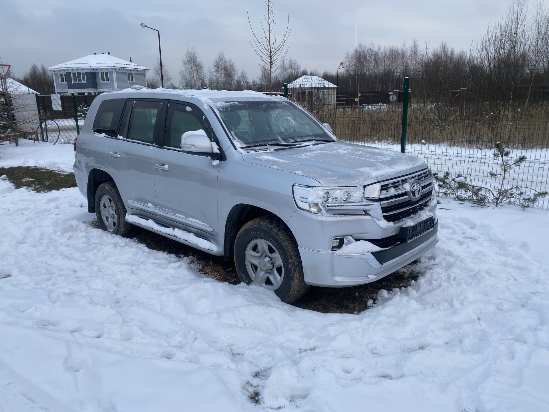 Бронивик в ожидании нового владельца встретил зиму в подмосковье — Toyota Land Cruiser 200, 4,5 ...
