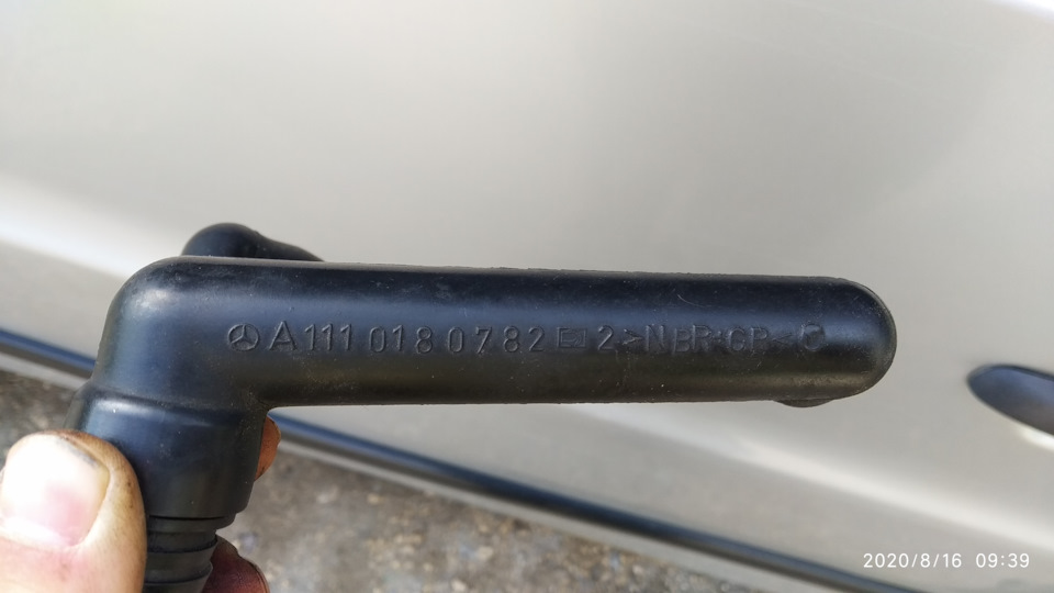 Патрубок сапуна и пластиковые накладки. — Mercedes-Benz Vito (1G), 2,3 ...