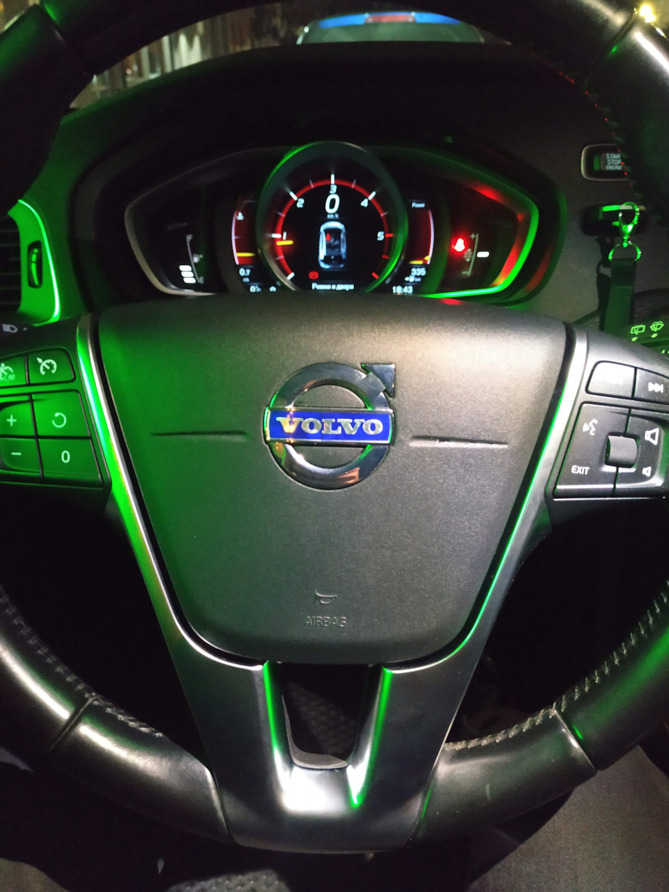 Замена накладки рулевого колеса — Volvo V40 (2G), 2 л, 2014 года ...