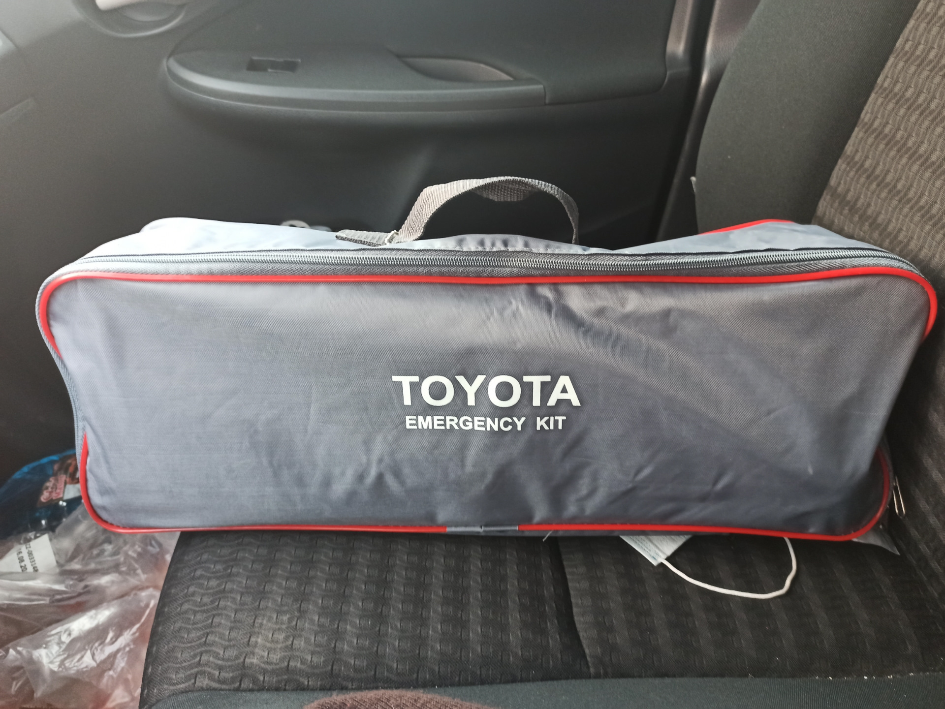 Toyota Emergency Kit RW0EN-00012 — Toyota Corolla (140/150), 1,4 л ...
