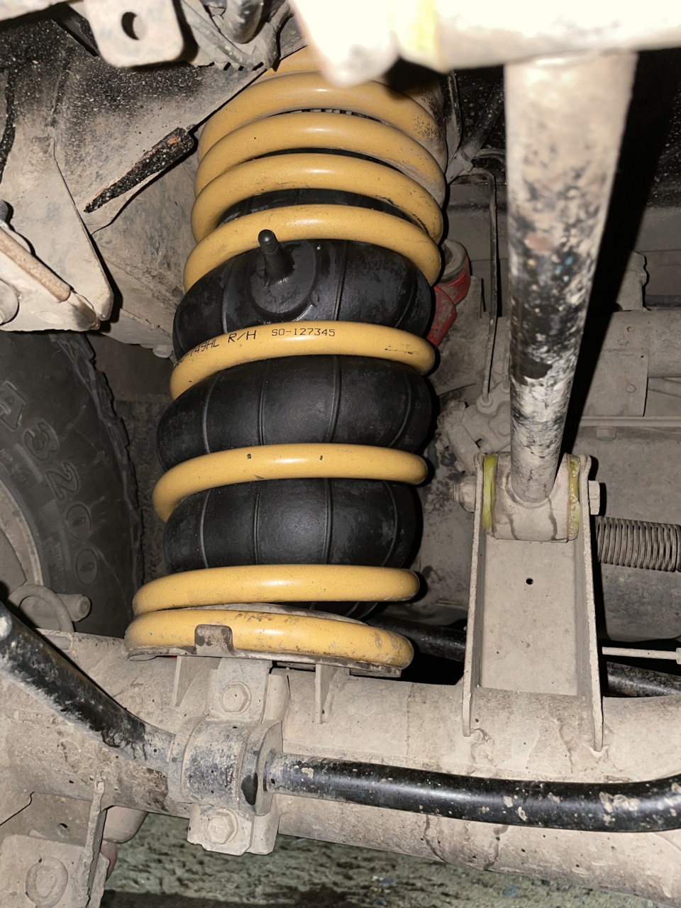 Пневмобаллоны в задние пружины — Nissan Safari (Y60), 4,2 л, 1997 года ...