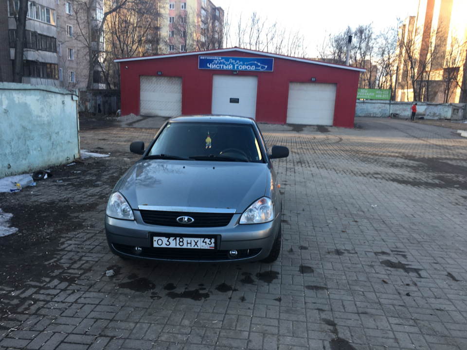 Широкие номерные рамки — Lada Приора седан, 1,6 л, 2011 года ...