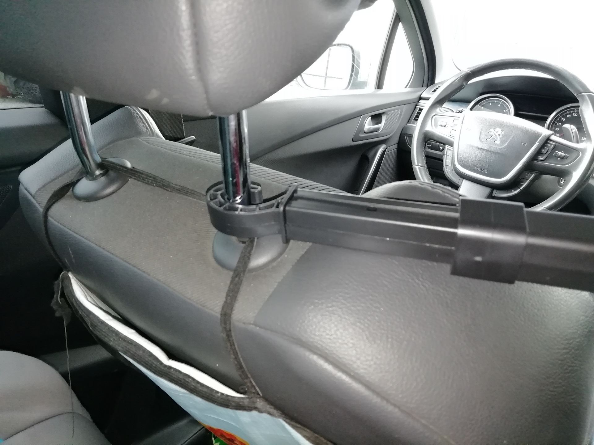 Держатель планшета и телефона между сиденьями. — Peugeot 508 (1G), 1,6 ...