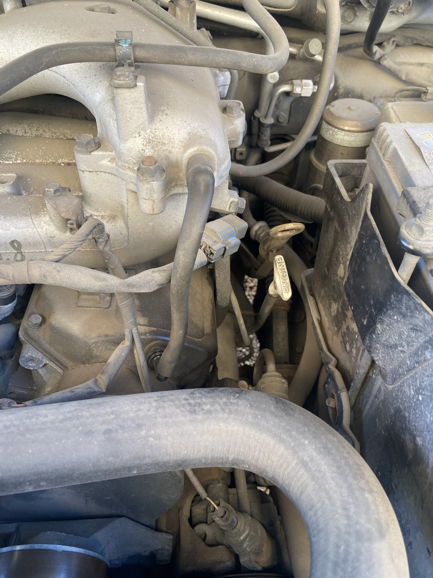 Замена патрубка вентиляции картерных газов — Mitsubishi Pajero (4G), 3 ...