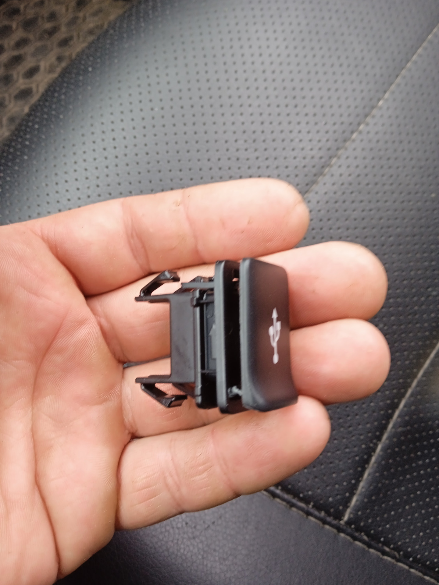 Штатный USB — Mitsubishi Pajero Sport (3G), 2,4 л, 2019 года ...