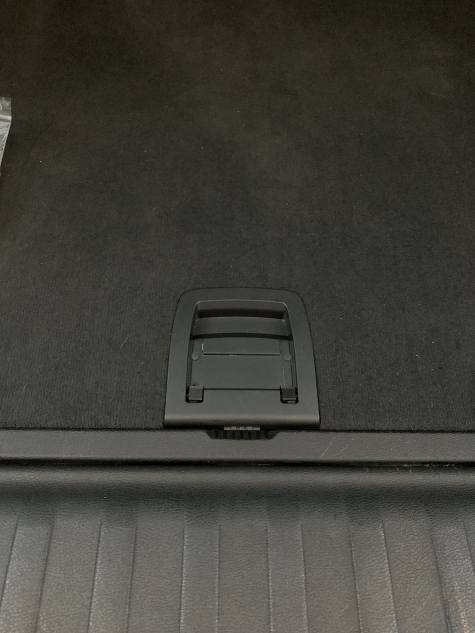 Замена ручки пола багажника — BMW X5 (F15), 3 л, 2014 года | своими ...