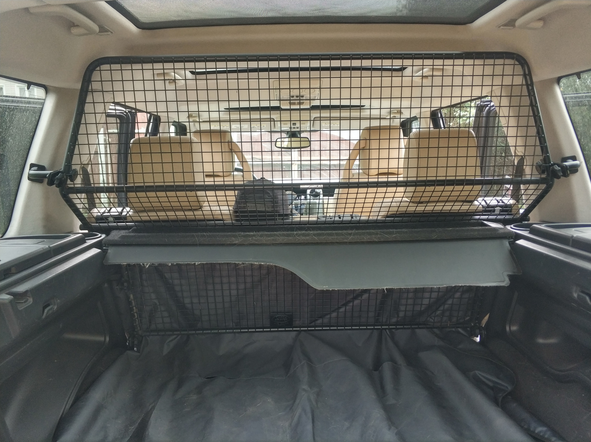 Дооснащение багажника (решетка и шторка) — Land Rover Discovery III, 4 ...