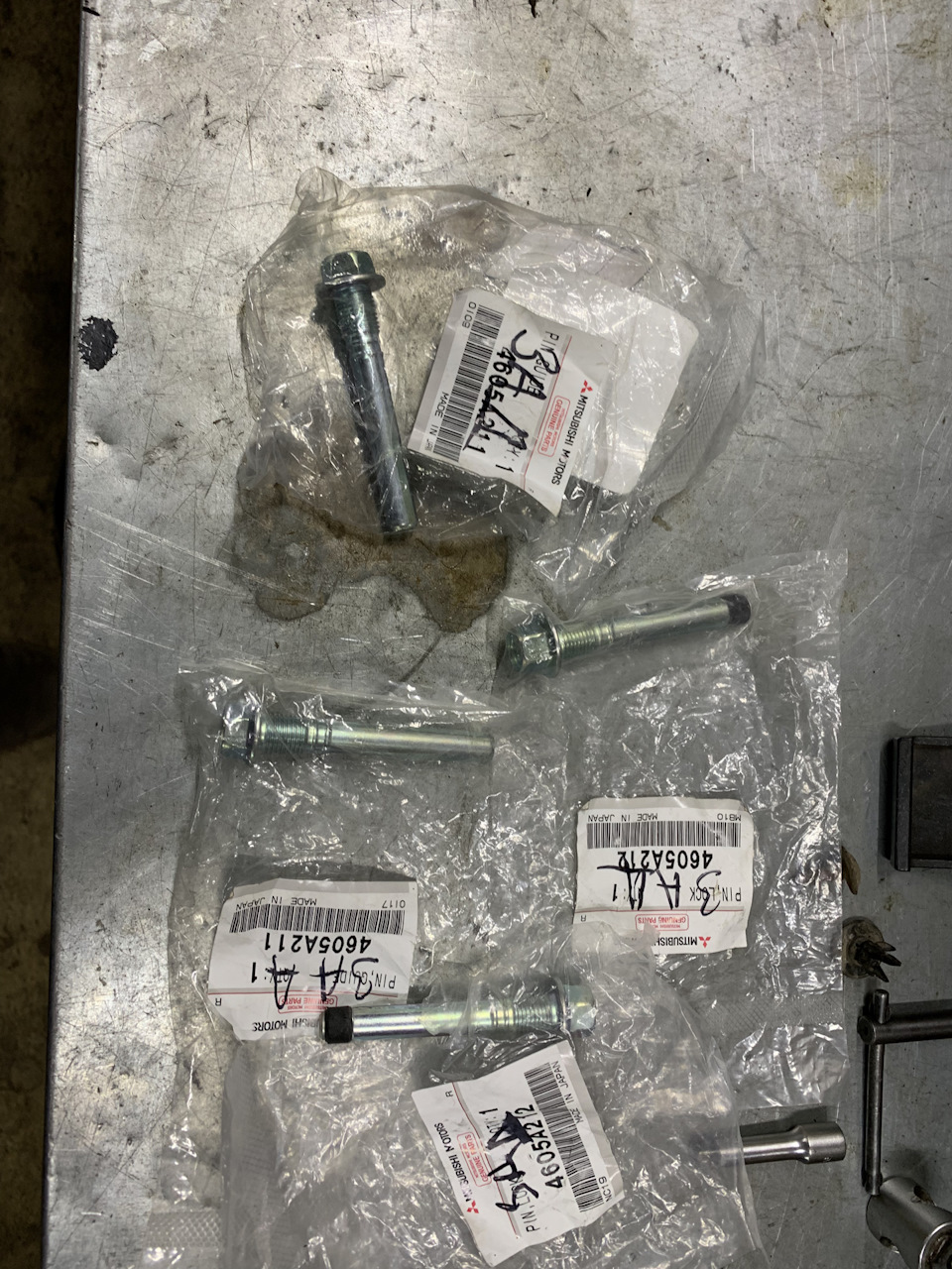 4605A211 Направляющая заднего суппорта Mitsubishi | Запчасти на DRIVE2