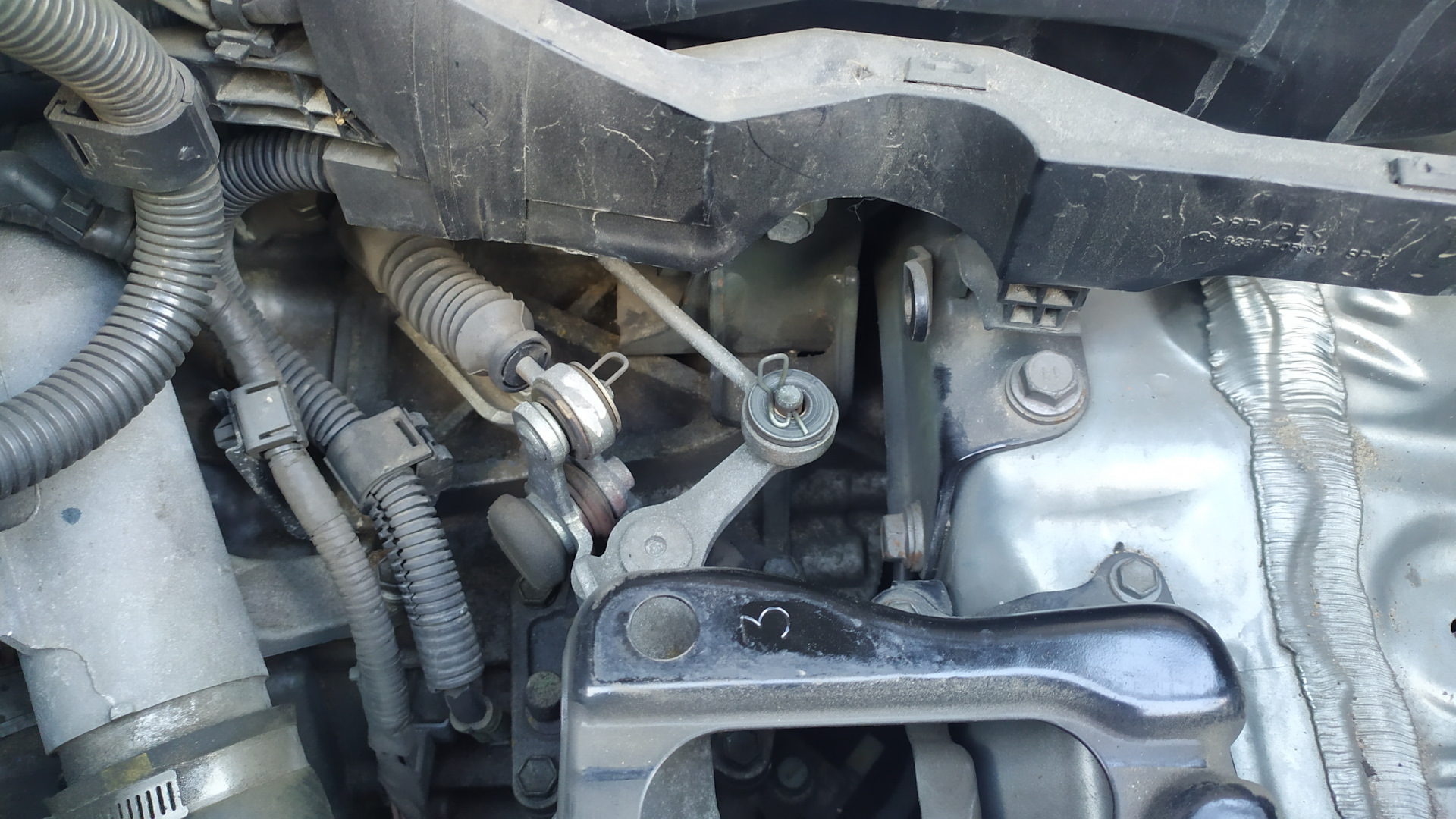 Замена втулки троса мкпп — Toyota Avensis II, 2 л, 2007 года | своими ...