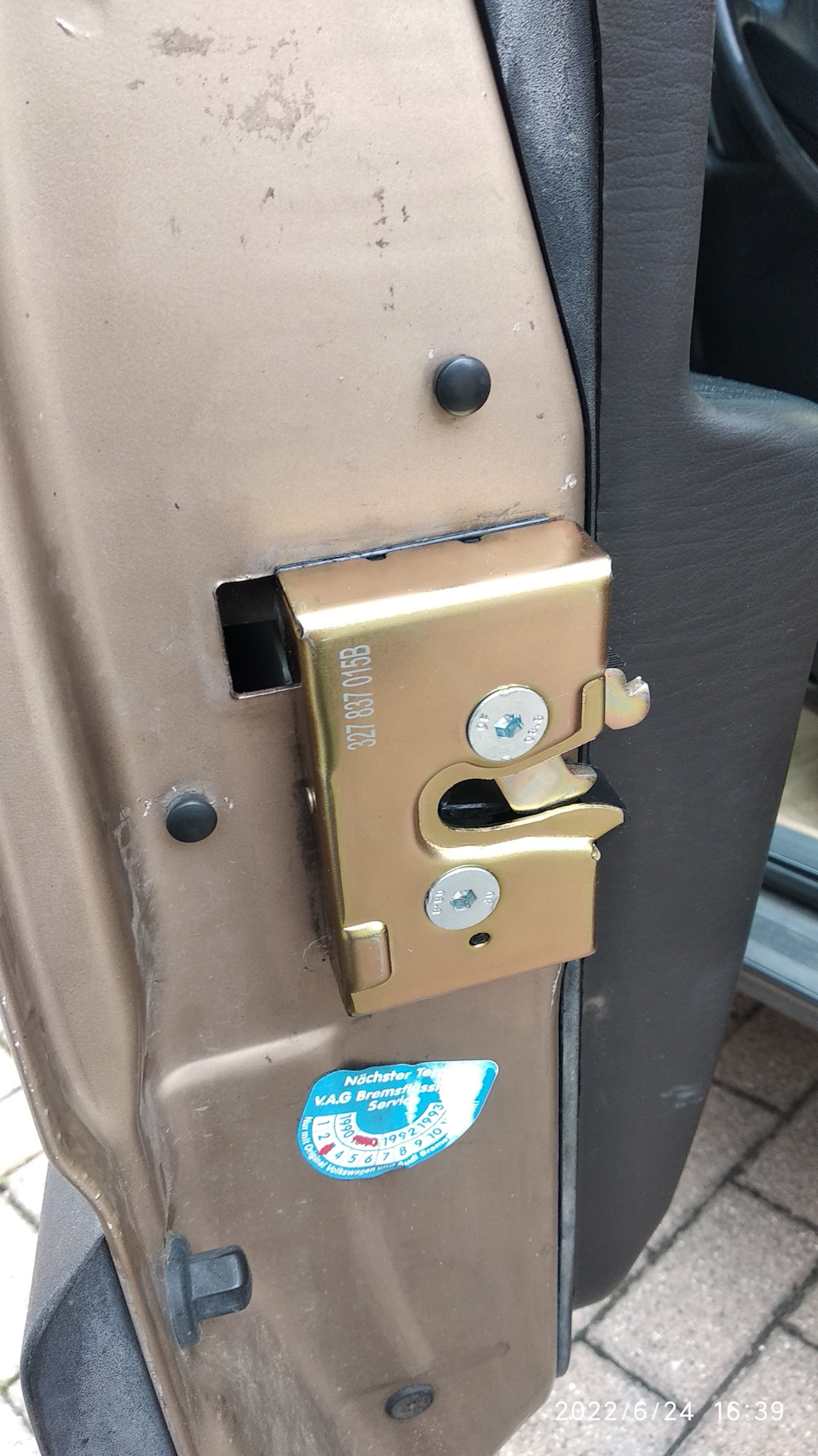 Замок водительской двери от Ауди 80 на 100-ку — Audi 100 (C3), 2,1 л ...