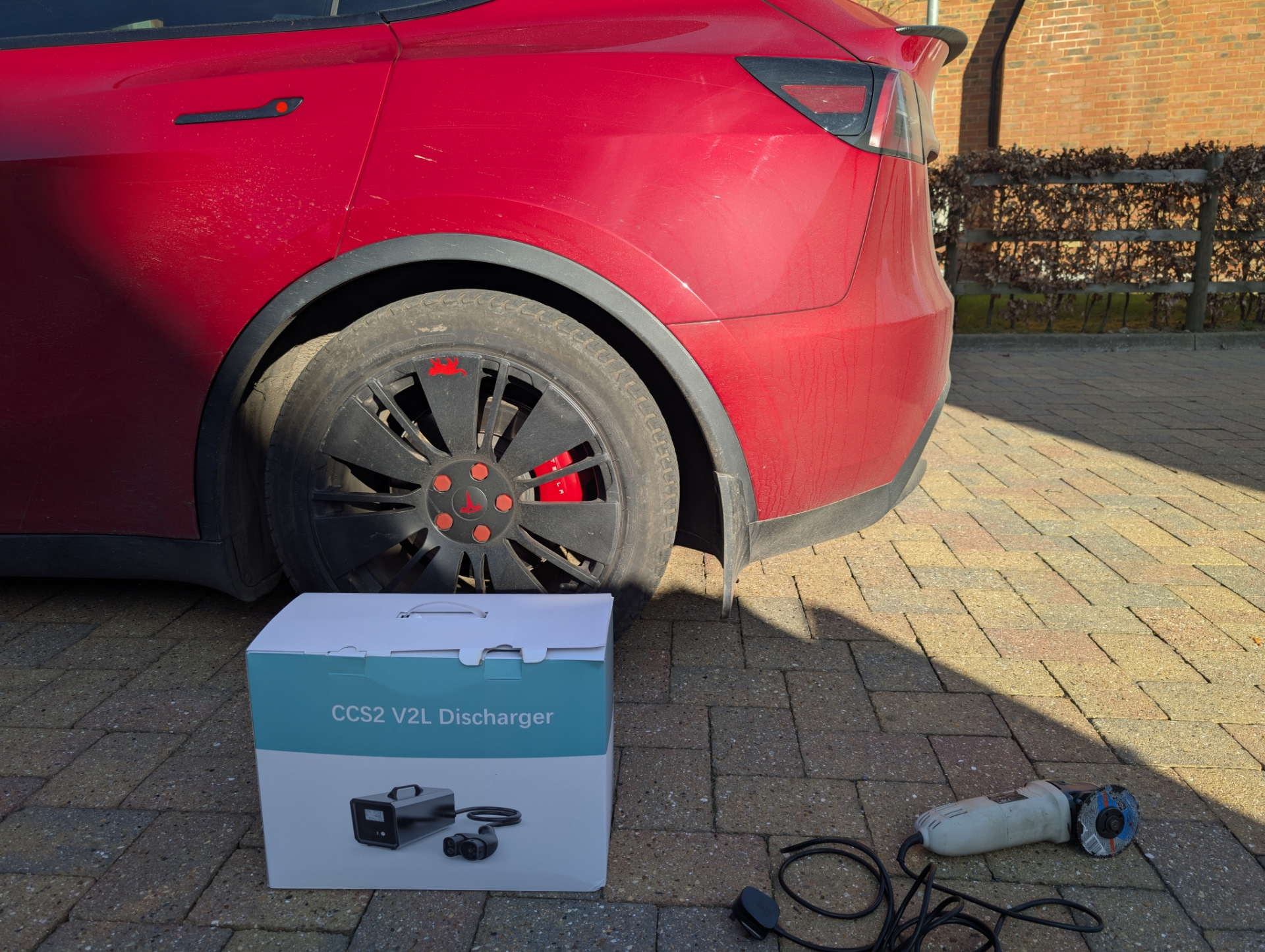 Тестируем V2L Discharge — Tesla Model Y, 2023 года | аксессуары | DRIVE2