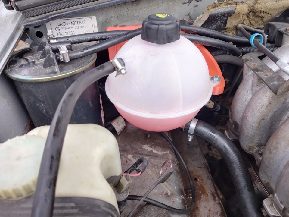 Бачок от весты, части 3 и 4. — Chevrolet Niva GLX, 1,7 л, 2012 года ...