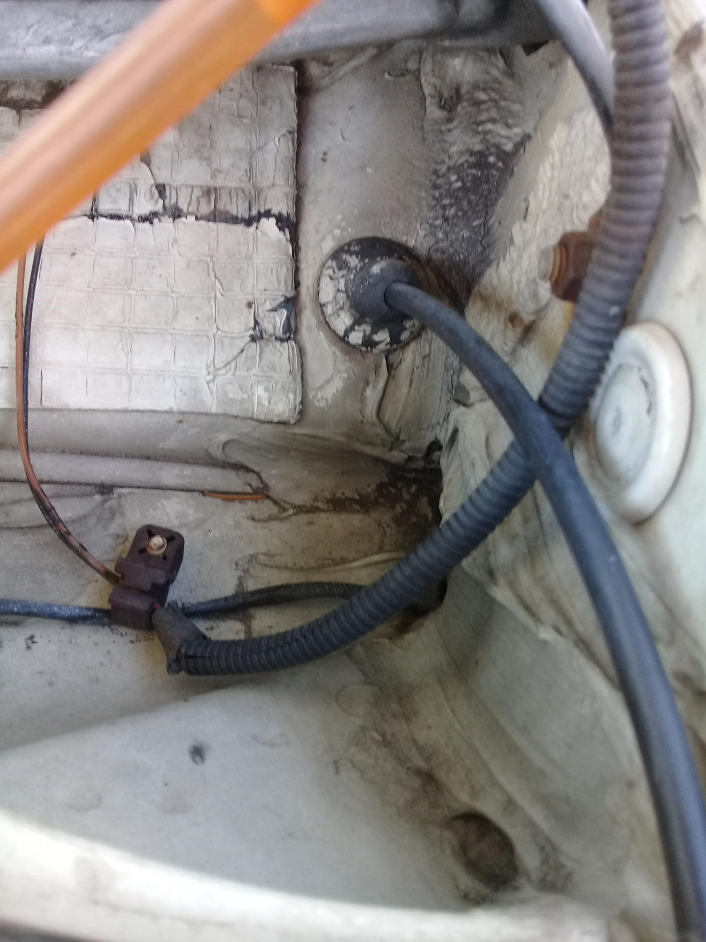 Замена втулки троса открывания капота — Volkswagen Passat B4, 1,8 л ...