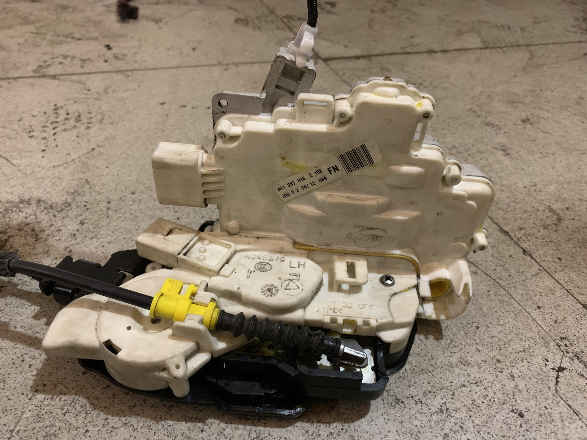 Замена замка водительской двери — Audi A8 (D4), 3 л, 2012 года | своими ...