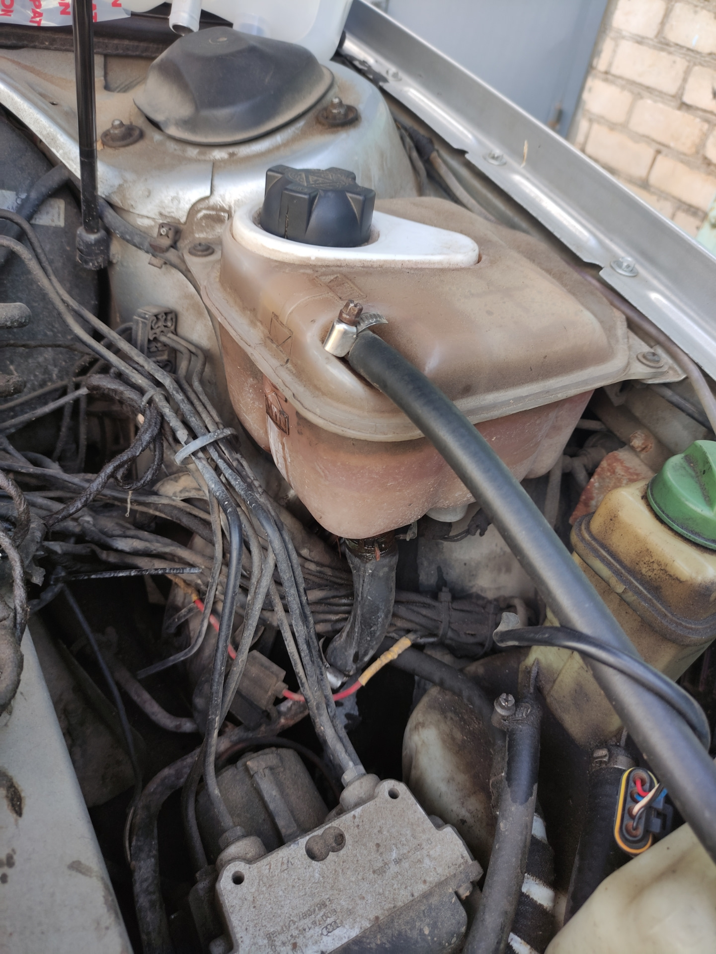 Расширительный бачок — Audi A6 Avant (C4), 2,8 л, 1996 года | поломка ...