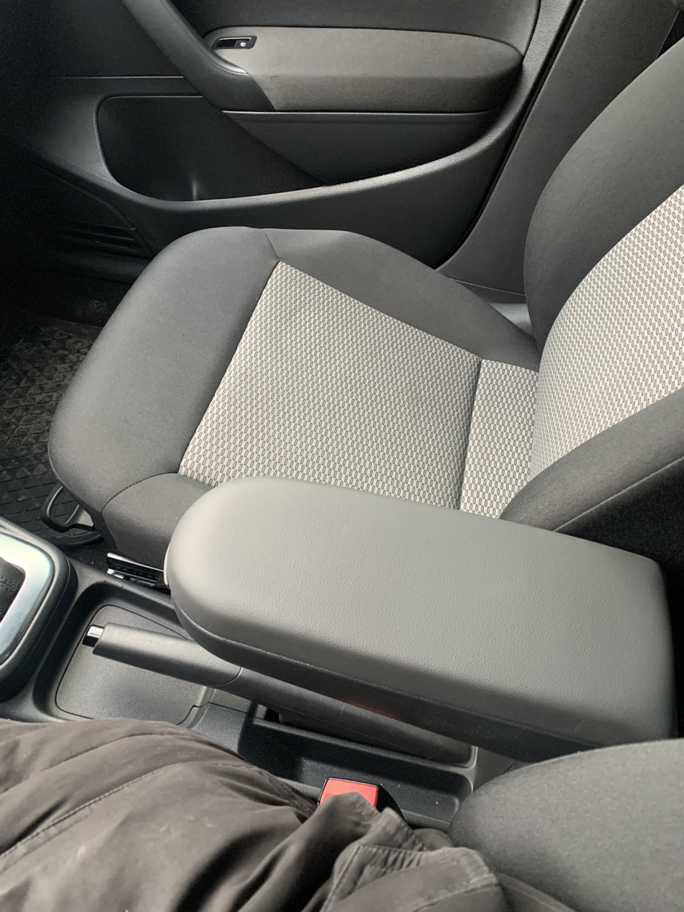 Подлокотник by чинааа — Volkswagen Polo Hatchback Mk5, 1,4 л, 2012 года ...