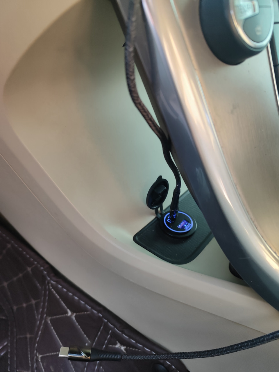 Дополнительная розетка usb — Volvo XC60 (1G), 2,4 л, 2012 года | тюнинг ...