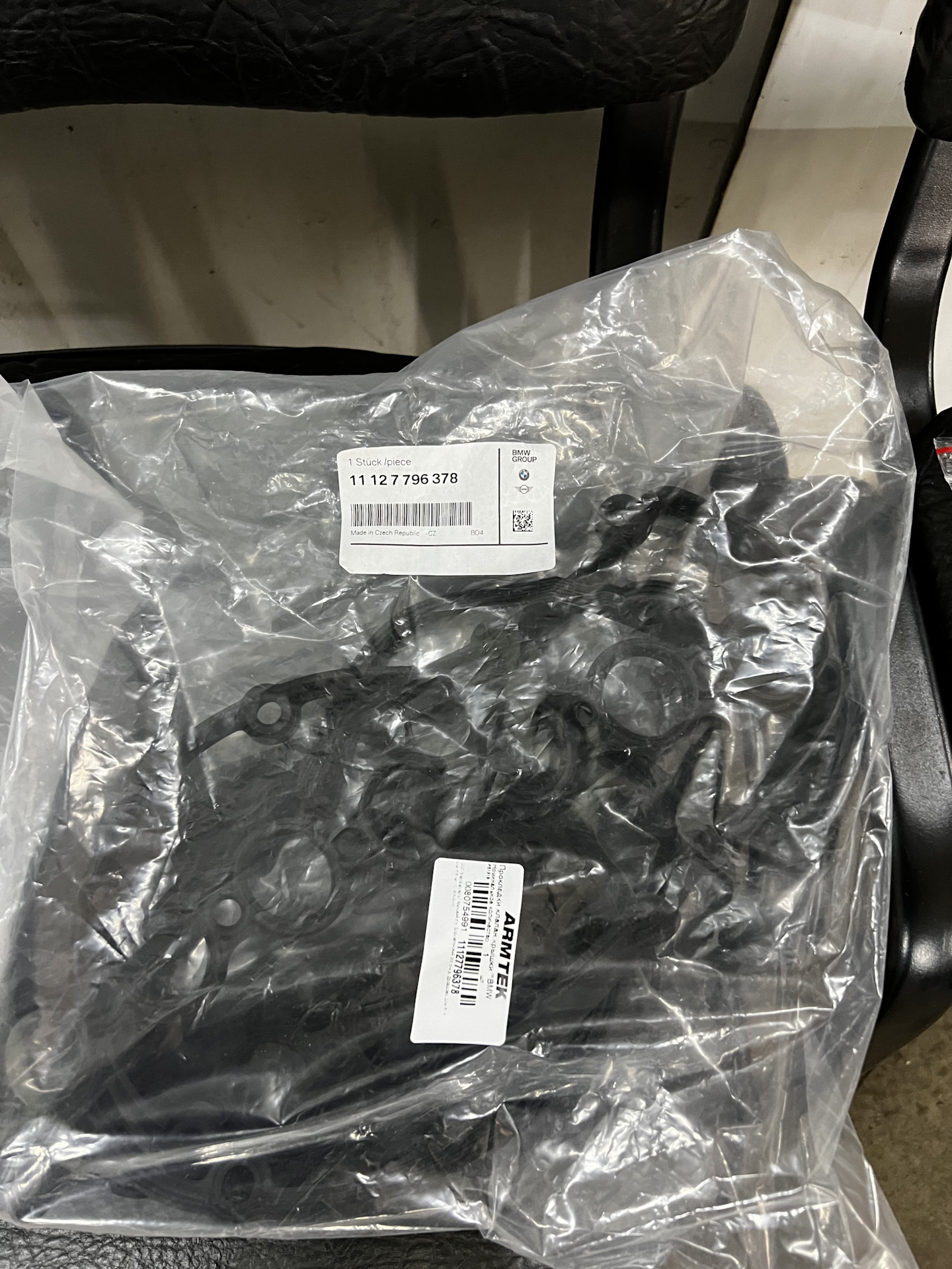 Замена прокладки клапанной крышки и сальника хвостовика коробки — BMW 5 ...