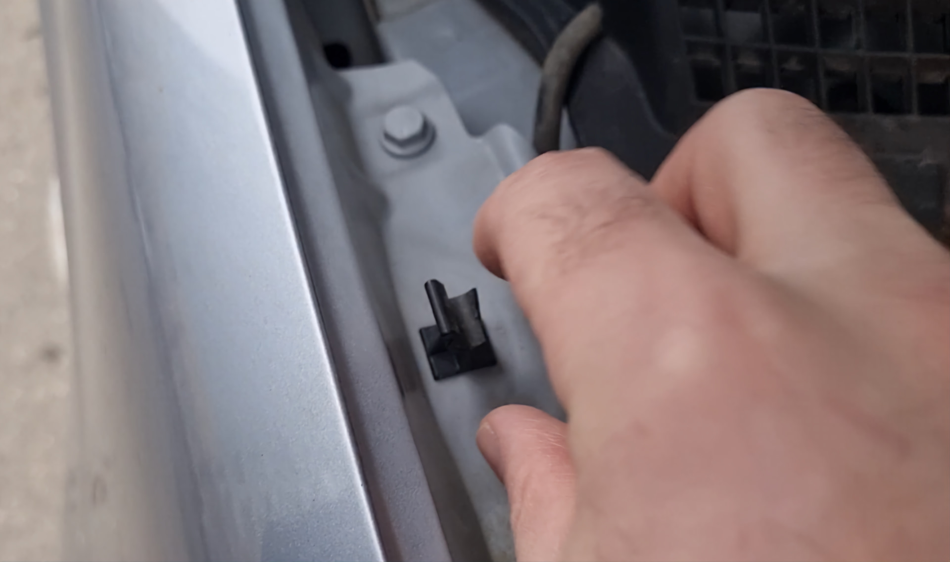 Зажим для капота для Nissan Qashqai J10 (арт. 65722EB300) — Nissan ...