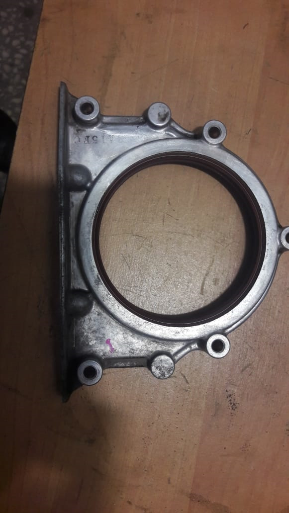 Заскочил быстренько поменять масло в двигателе. — Mitsubishi Pajero ...