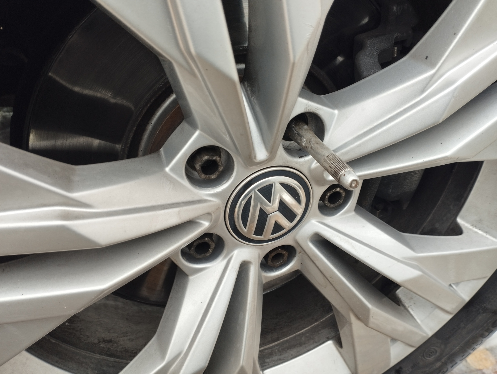 Сезонная смена колес. Полезное приспособление. — Volkswagen Passat ...