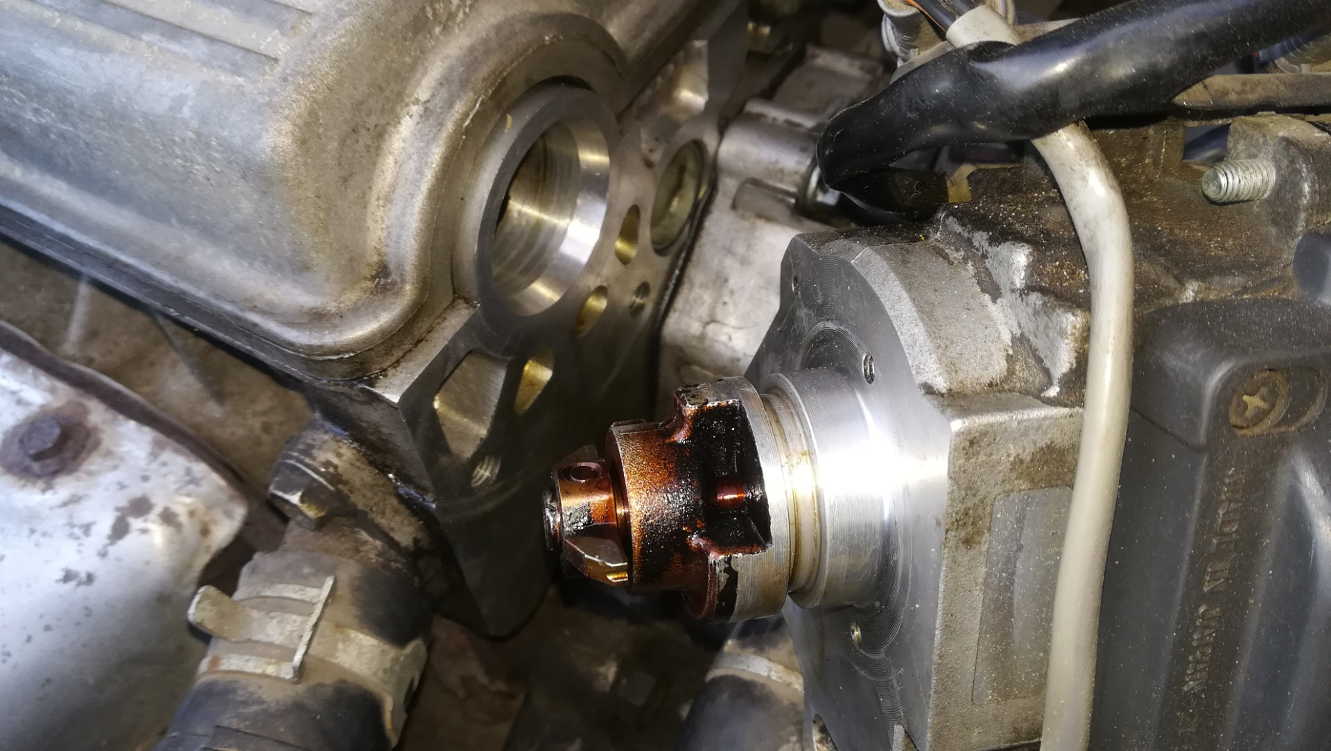 Замена кольца уплотнительного распределителя зажигания, нижнего ...