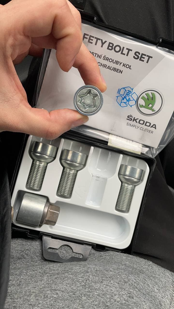 Секретки и колпачки для болтов колёс. — Audi A6 (C7), 3 л, 2011 года ...