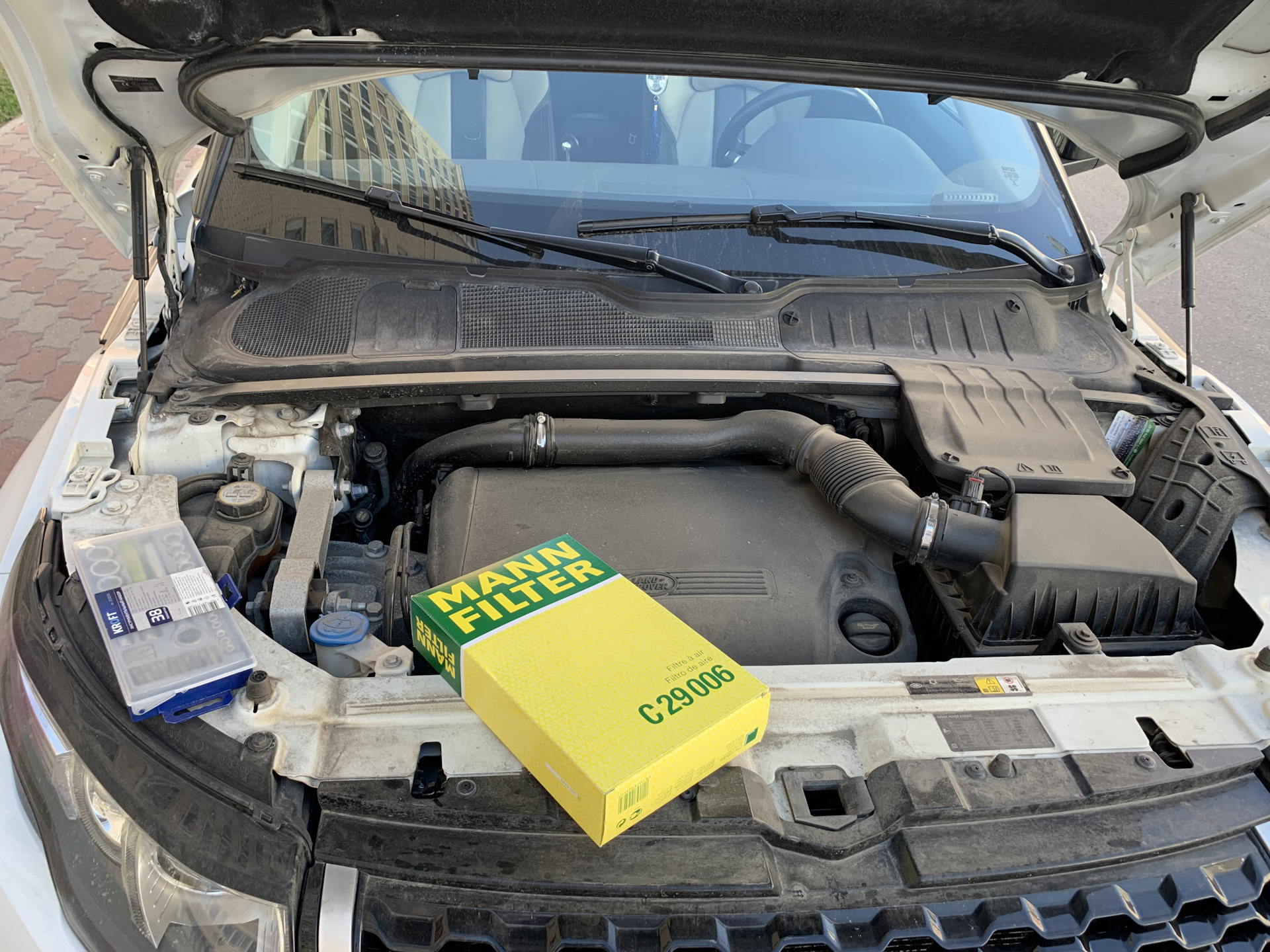 37. Замена фильтров — Land Rover Range Rover Evoque, 2,2 л., 2014 года ...