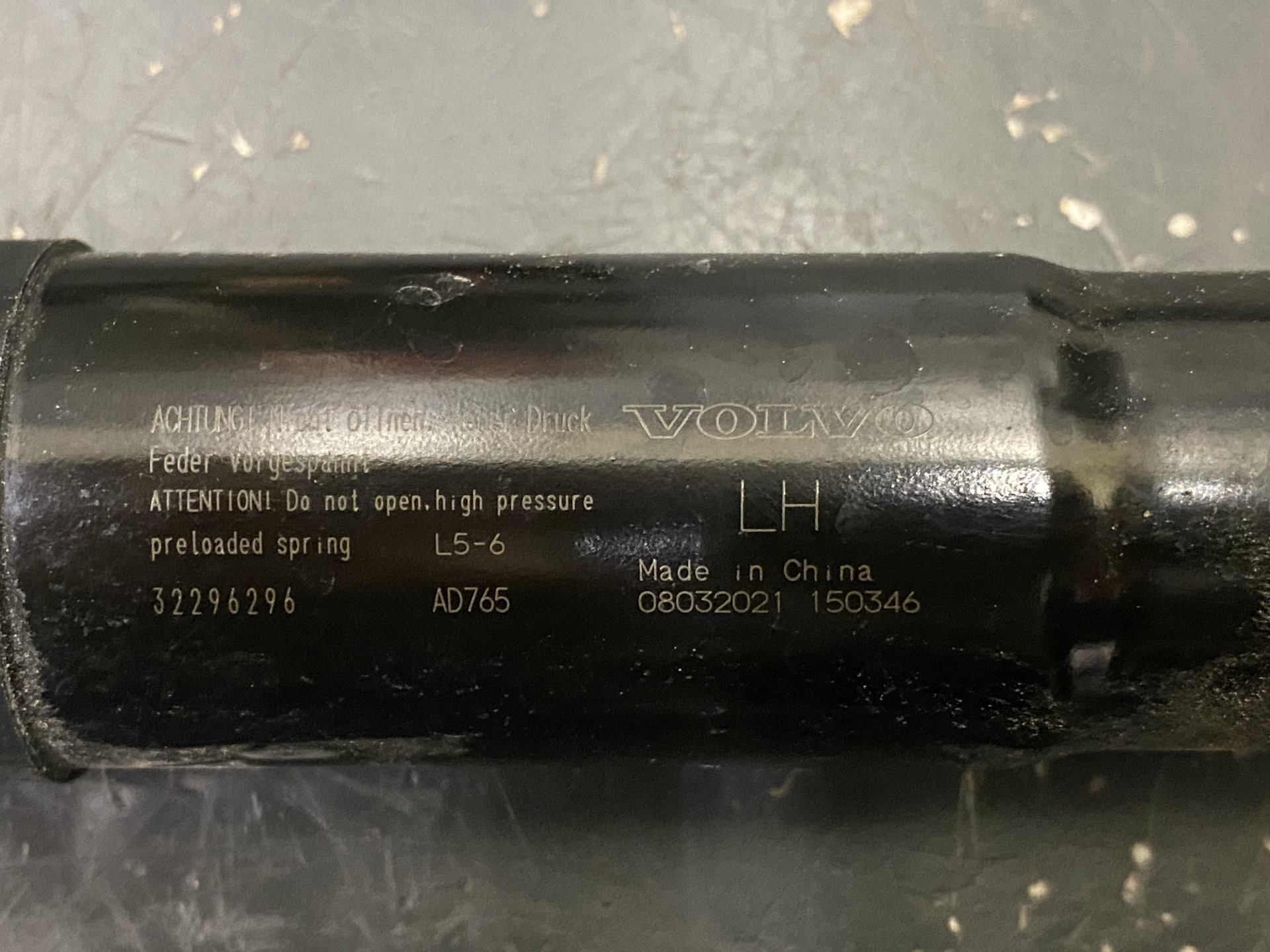 Замена амортизаторов двери багажника — Volvo XC40, 2 л, 2021 года ...