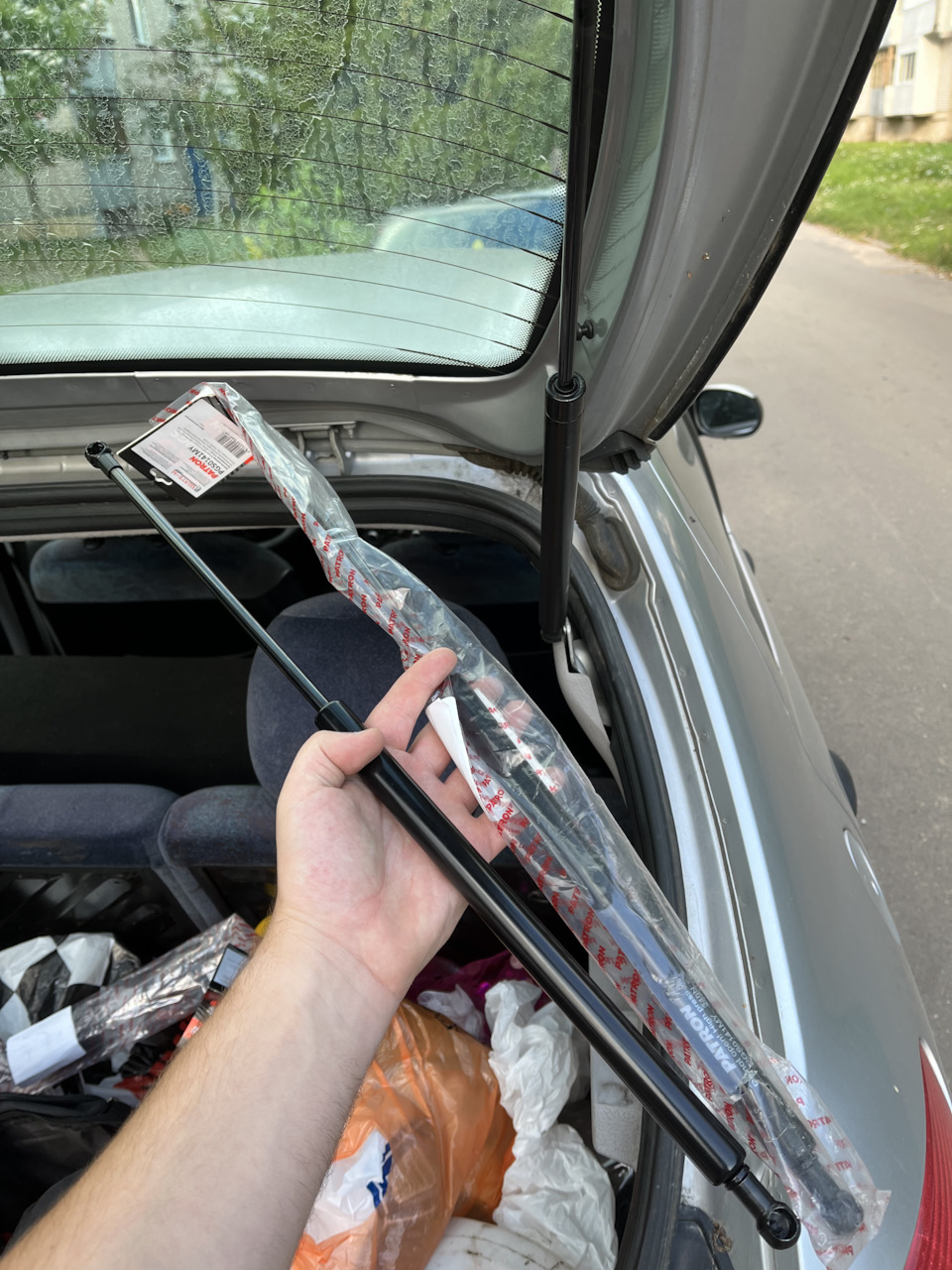 Амортизаторы крышки багажника. — Peugeot 206, 1,4 л, 1999 года ...