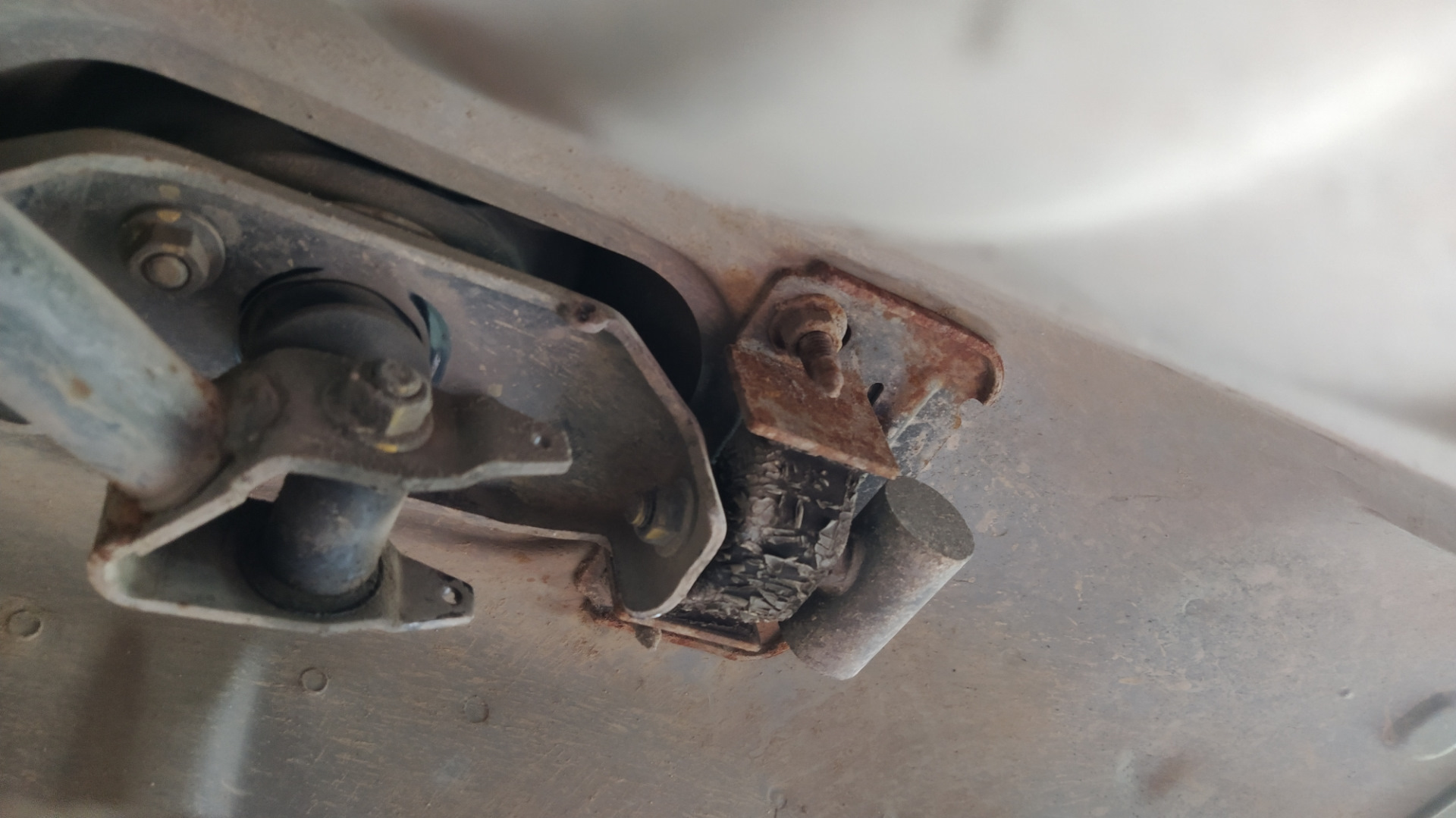 Ремонт пружины кулисы. — Nissan Almera Classic (B10), 1,6 л, 2007 года ...