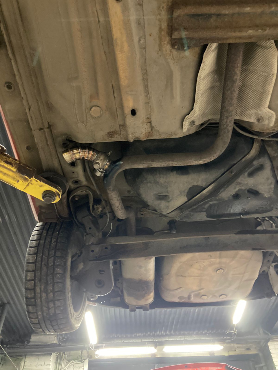 Заслонка выхлопной системы (установлена) — Ford Fiesta (Mk VI), 1,6 л ...