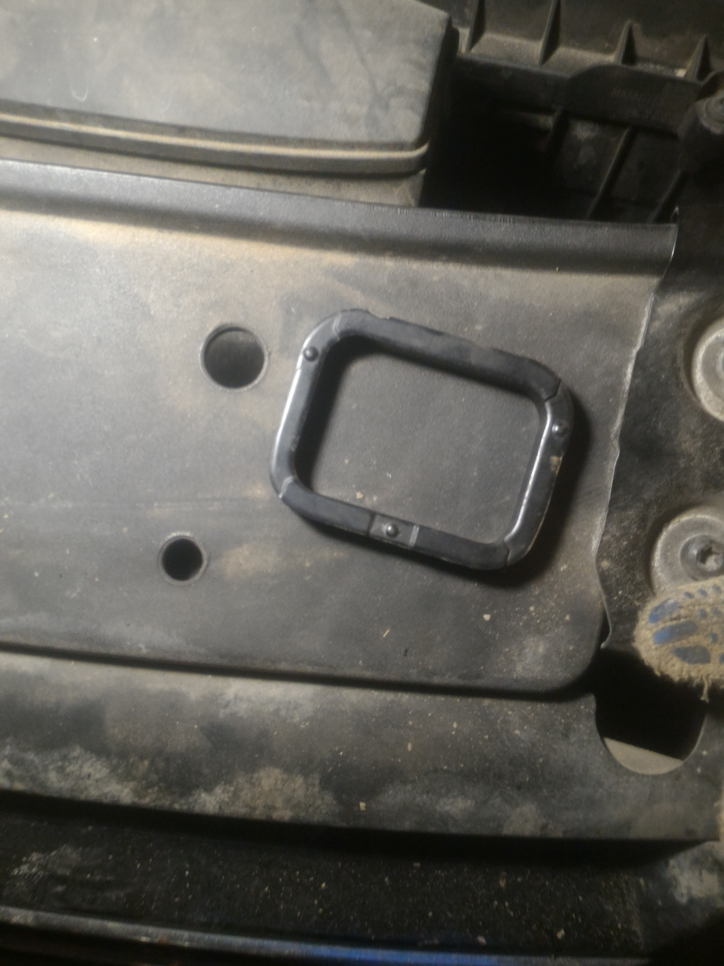 Замена лобового стекла своими руками — Volkswagen Caddy (3G), 2 л, 2014 ...