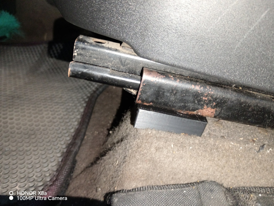 Проставки под салазки водительского сидения. — Lada Калина седан, 1,6 л ...