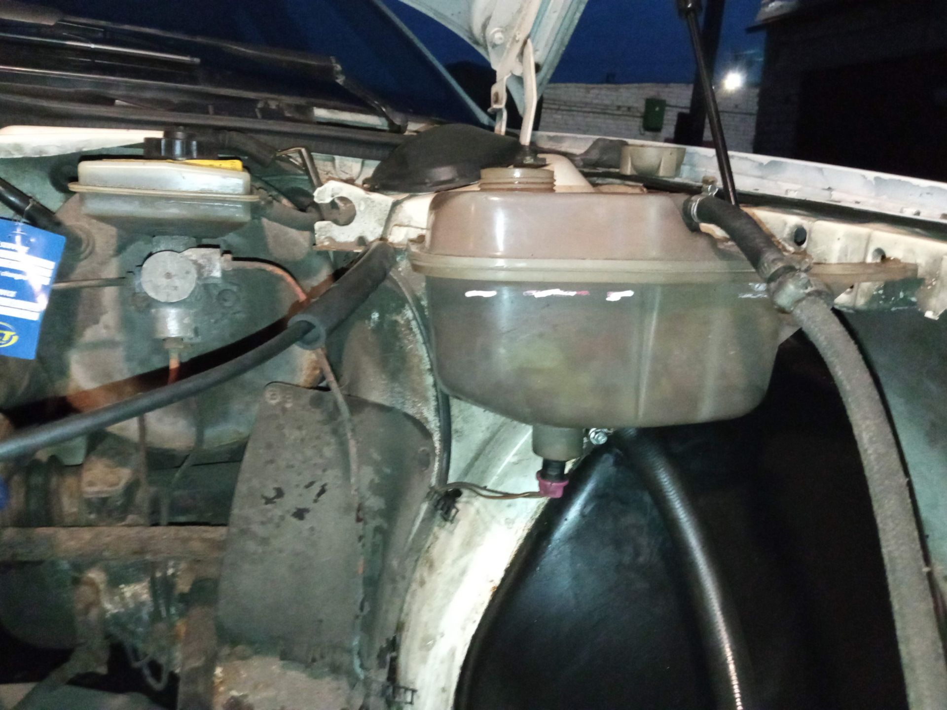 Верхний шланг системы охлаждения от двигателя к радиатору — Audi 100 ...