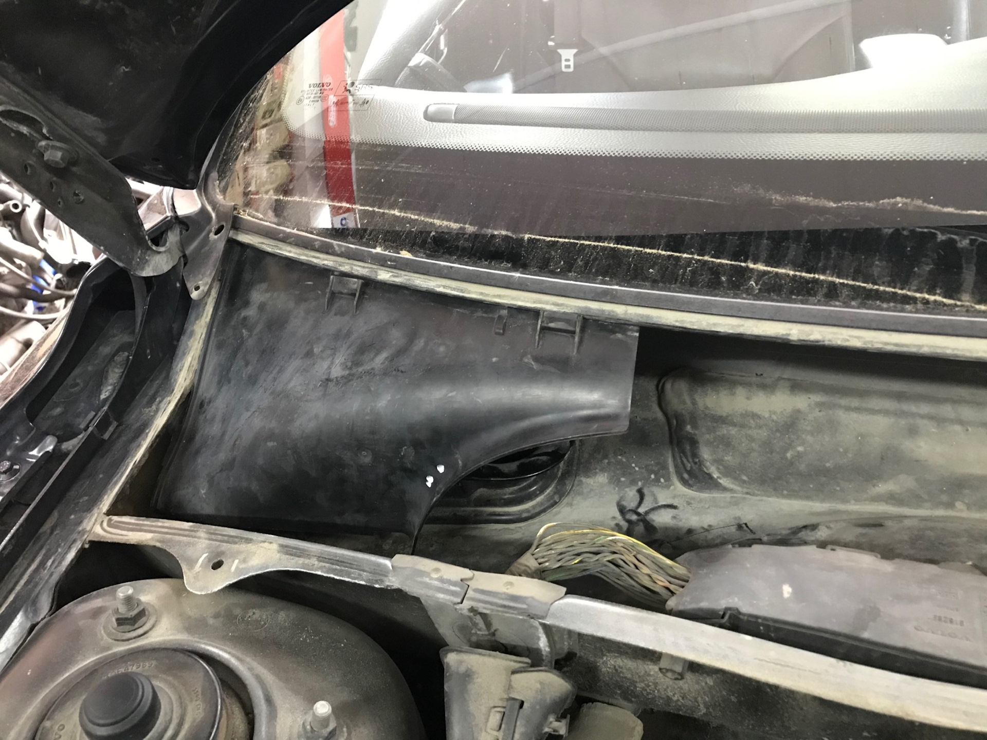 Козырек дефлектора воздухозаборника салона — Volvo S60 (1G), 2,4 л ...