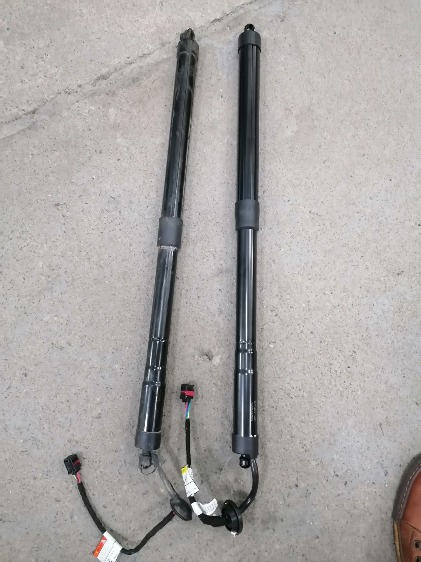 Замена стойки багажника — Volvo XC40, 2 л, 2019 года | своими руками ...